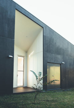 Stealth House | Spacious House by Teeland Architects | Wowow Home Magazine