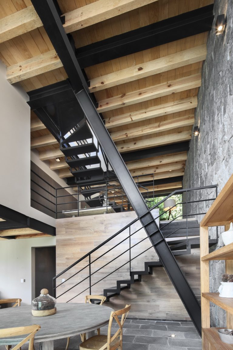 Casa A | A Spacious A-Frame House by Método | Wowow Home Magazine