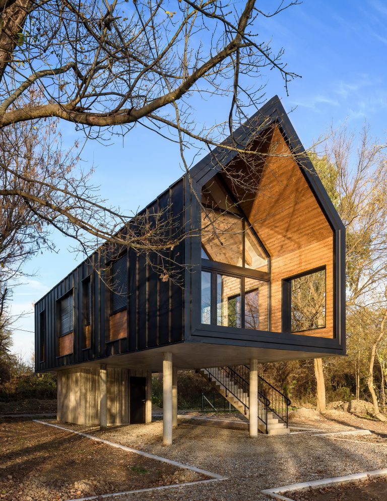 Small River House by Remorker Architects | Wowow Home Magazine