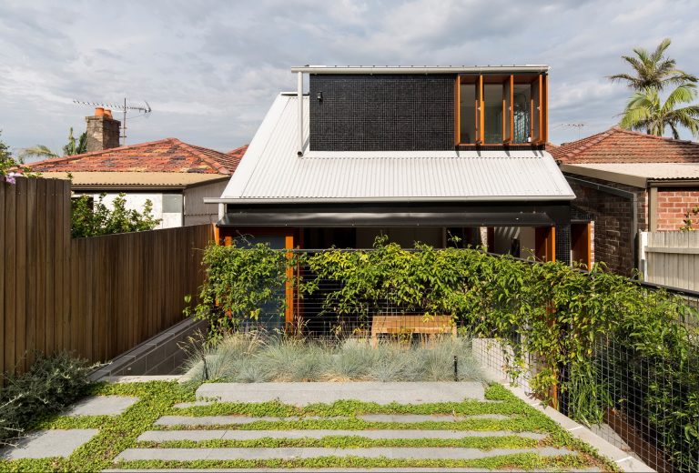 Platform House by studioplusthree | Wowow Home Magazine