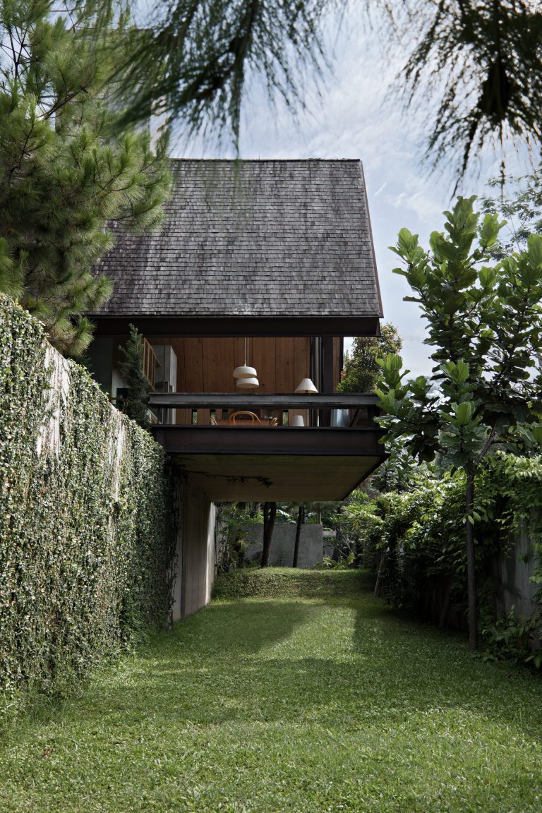 EH House in Bandung, Indonesia by Andramatin | Wowow Home Magazine