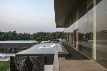 Aurelia – House Under a Pool by SHROFFLEoN | Wowow Home Magazine