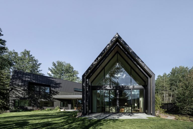 V-Plan House by Studio B | Wowow Home Magazine