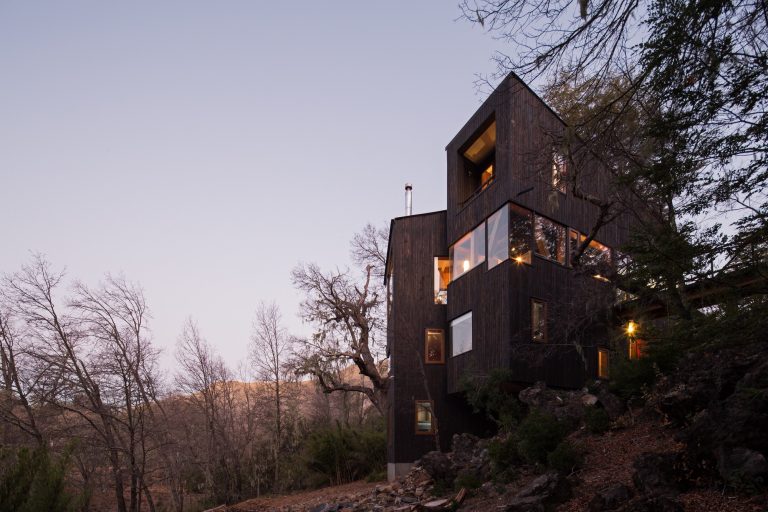 La Dacha Mountain Refuge by DRAA | Wowow Home Magazine