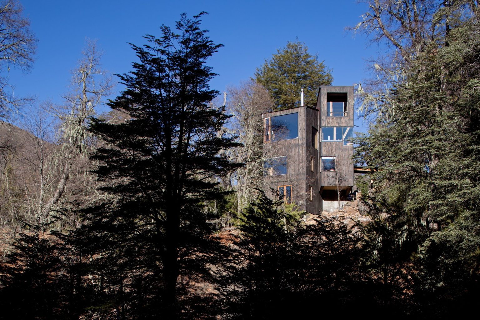 La Dacha Mountain Refuge by DRAA | Wowow Home Magazine