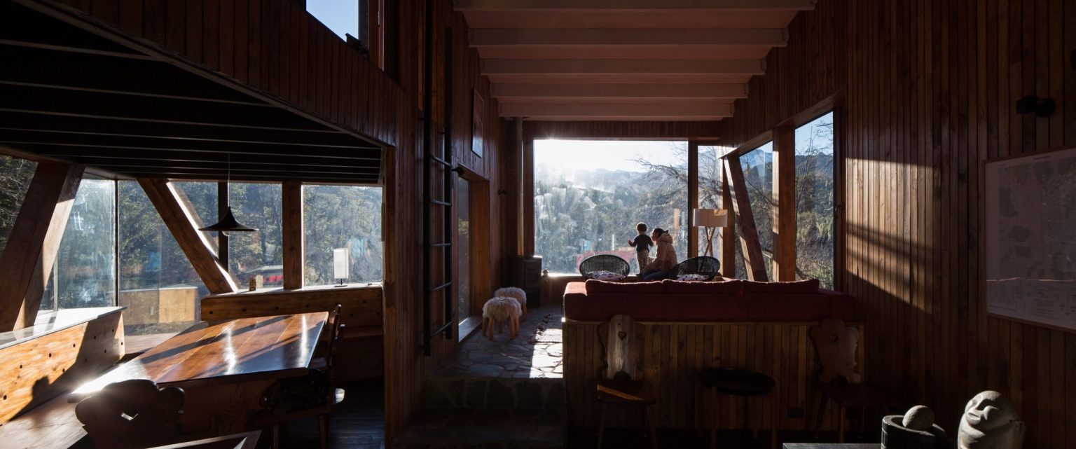La Dacha Mountain Refuge by DRAA | Wowow Home Magazine