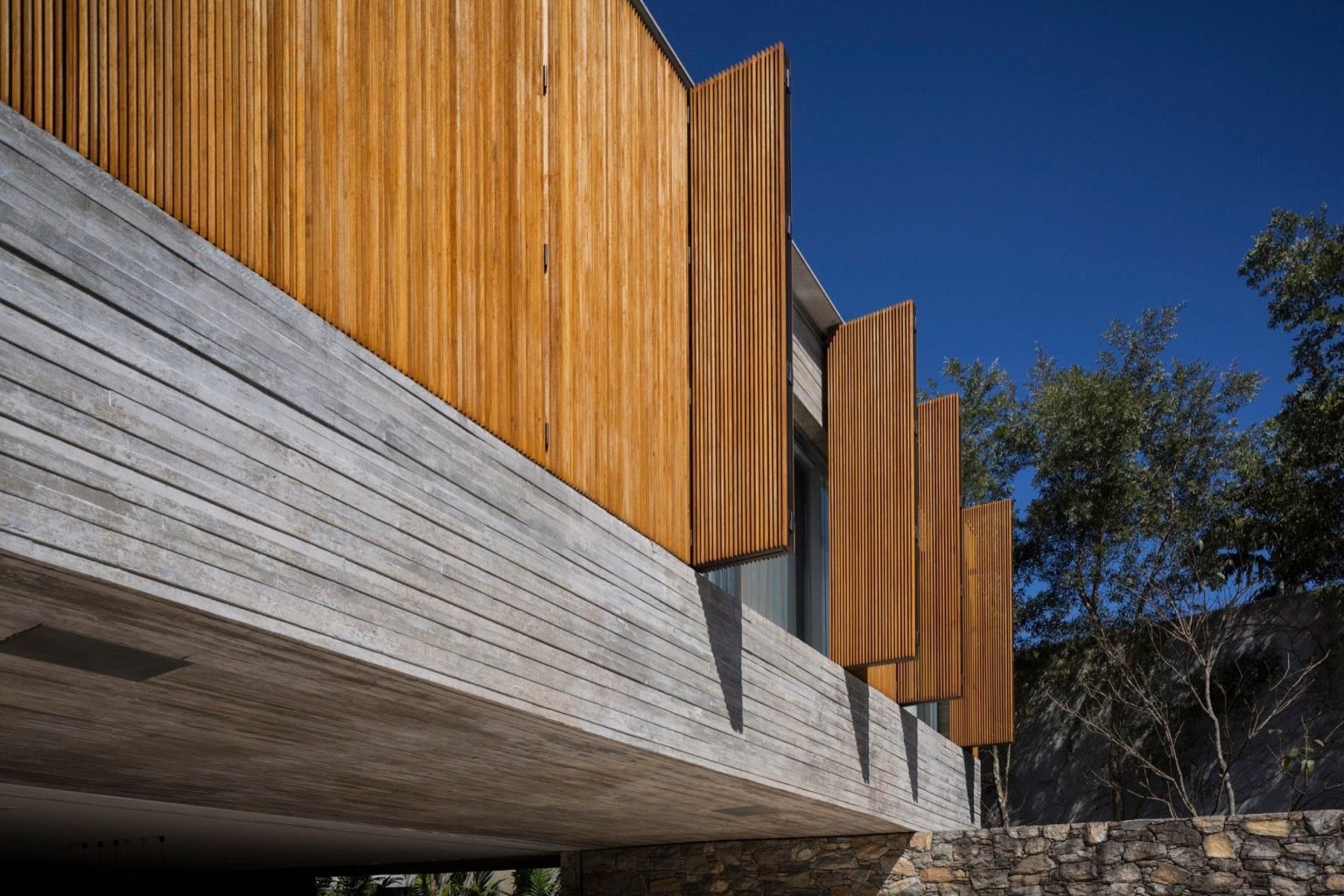 Ipes House by Studio MK27 | Wowow Home Magazine