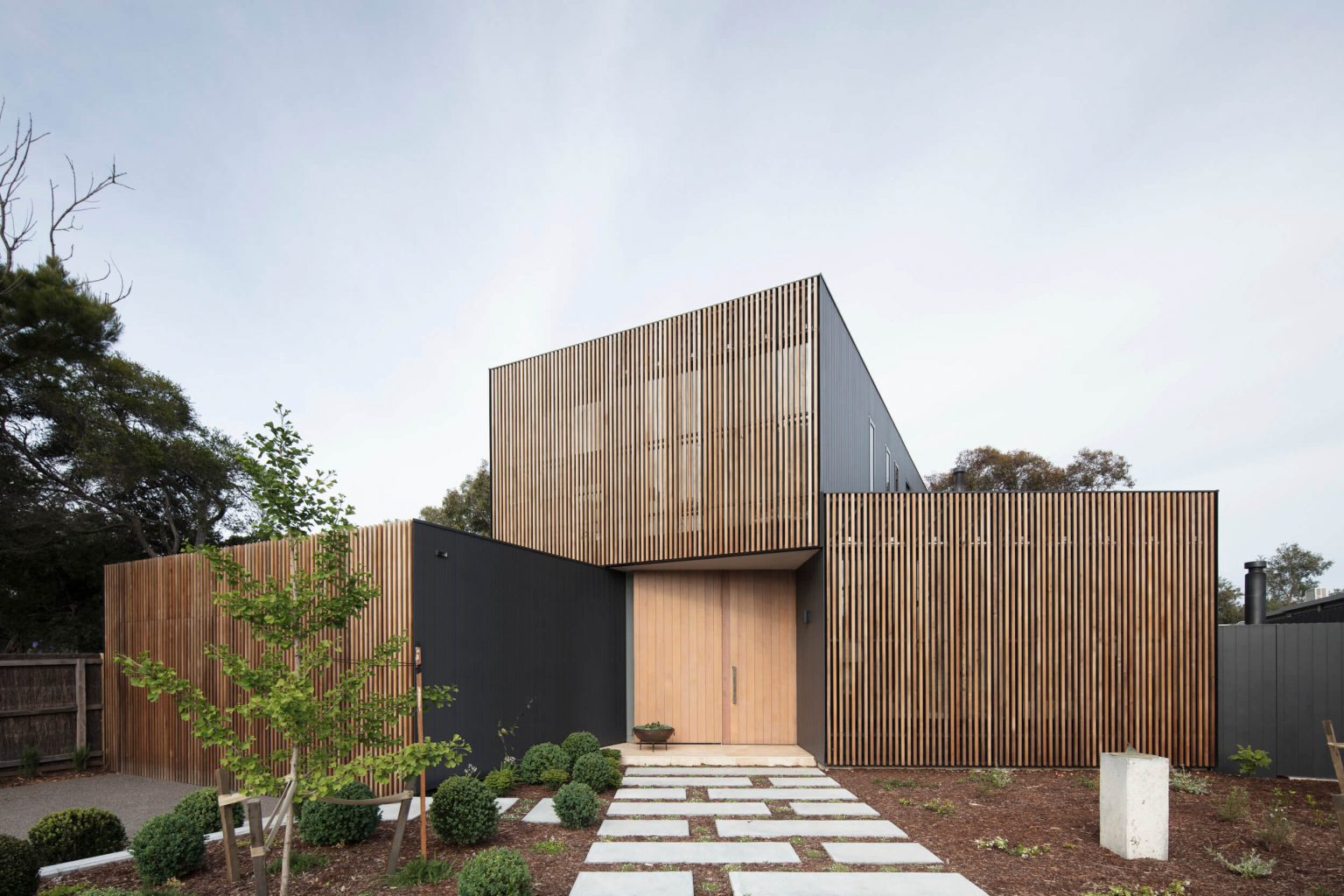 Slope House by Ian Hsü and Gabriel Rudolphy | Wowow Home Magazine