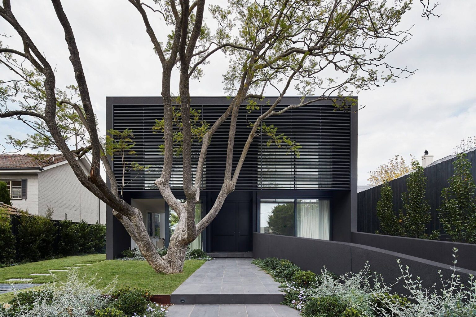 Slope House by Ian Hsü and Gabriel Rudolphy | Wowow Home Magazine