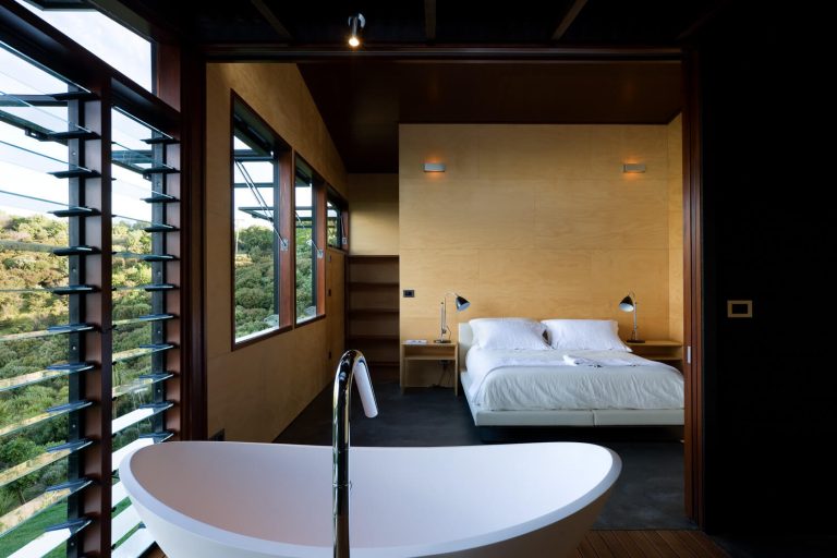 Owhanake Bay House by Strachan Group Architects | Wowow Home Magazine